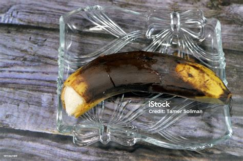 곰팡이가있는 바나나 곰팡이는 특정 곰팡이가 형성 할 수있는 구조 중 하나이며 곰팡이 2 차 대사 산물을 포함하는 포자의 형성 썩어가는 레몬 건조 변색 모호성 0명에 대한