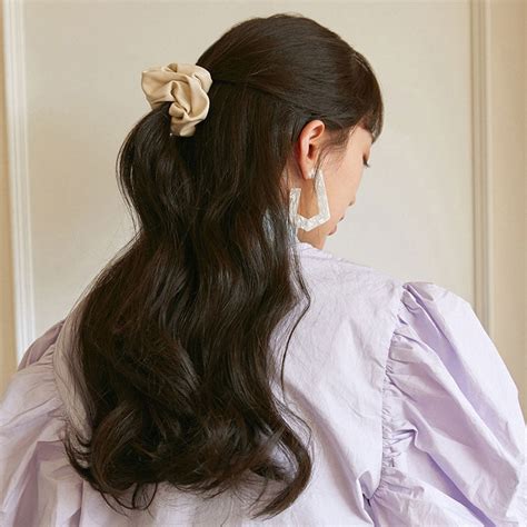 핑크에이지 어떤 룩에도 예쁘게 자연스러운 헤어스타일💕 세련된 레이어드컷에 굵은 웨이브 컬을 더해