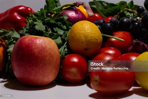 야채의 배경은 다른 신선한 농장 야채 모듬 생 유기농 채소와 조성 레몬 토마토 후추 콜리플라워 사과 포도 0명에 대한 스톡 사진 및 기타 이미지 Istock