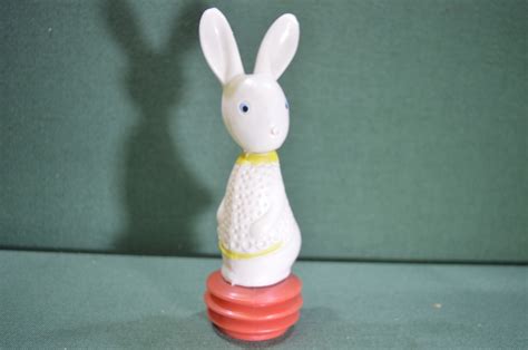 Купить Игрушка пластмассовая Заяц зайчик на пищалке Клеймо Пластмасса СССР в интернет