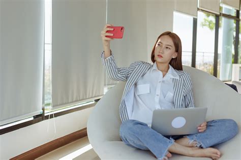 온라인 학습 소셜 네트워크 Comunication 휴대 전화와 작업 공간의 테이블에 앉아있는 여성 16 17 살에 대한 스톡 사진 및 기타 이미지 Istock