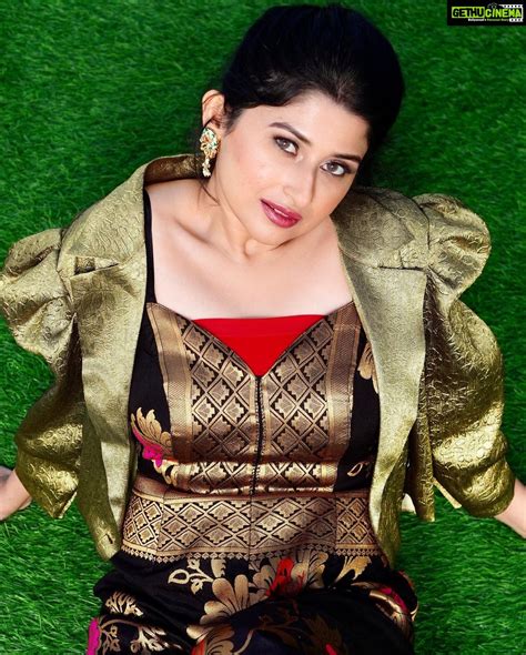 Saba Khan Instagram Happy Diwali 🪔 Outfit Niirabyas