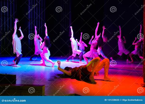 Contemporary Dancers On The Stage Hands And Looks Up Editorial Image Image Of People