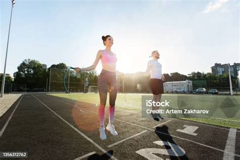 일몰에 야외 운동 젊은 피트니스 커플 로프를 건너 뛰고 점프 커플에 대한 스톡 사진 및 기타 이미지 커플 2명 가냘픈 Istock
