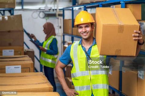 골판지 상자를 들고 현지 창고에서 바코드와 Qr 코드를 스캔하는 무슬림 노동자 여성과 함께 걷는 이디안 노동자 남자 창고 작업자에 대한 스톡 사진 및 기타 이미지 Istock