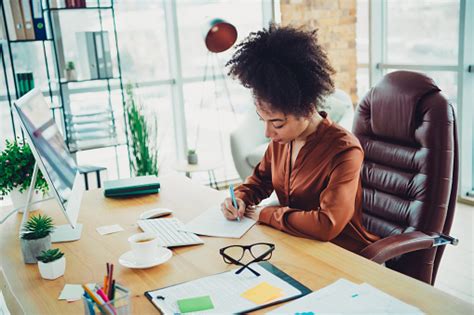 밝은 사무실 책상에서 일하는 사업가 현대적인 디자인의 로프트 스타일 인테리어 공간에서 컴퓨터와 서류가 있습니다 25 29세에 대한 스톡 사진 및 기타 이미지 Istock