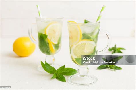 모히토 칵테일 라임 레몬 민트를 곁들인 상쾌한 모히토 칵테일을 막대기로 키 큰 유리에 담아 0명에 대한 스톡 사진 및 기타 이미지 Istock