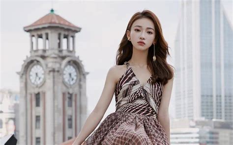 慵懒低马尾编发，优雅又好看！刘海来头发后脑勺