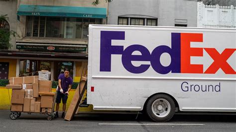 Download Fedex Tracking Unloading Packages Wallpaper