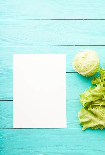 양배추와 양상추레시피 종이와 파란색 나무 테이블에 공간을 복사합니다 위쪽 보기 가을에 대한 스톡 사진 및 기타 이미지 가을 건강한 생활방식 건강한 식생활 Istock