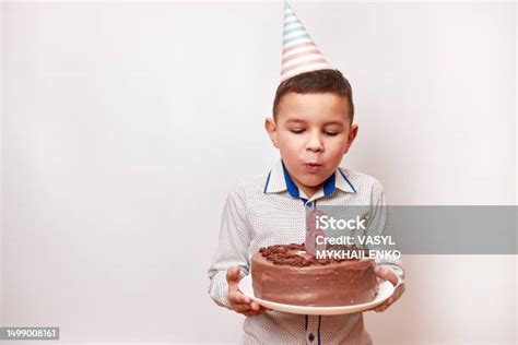 숫자 8의 형태로 촛불이 달린 축제 케이크를 들고 있는 쾌활한 소년 생일 축하 개념입니다 2 3 살에 대한 스톡 사진 및 기타 이미지 Istock