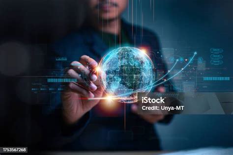 지구를 들고 있는 사업가의 손은 2023년부터 2024년까지 기업의 미래 성장을 보여주었습니다 내년 2024년 계획과 비전이 담긴 새로운 목표 기회 도전 및 비즈니스 전략