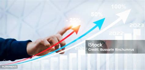 비즈니스 손 터치 화살표 성장 데이터 차트 화살표 다이어그램 2022 예산 사업가 포인팅 화살표 그래프 기업 미래 성장 연도