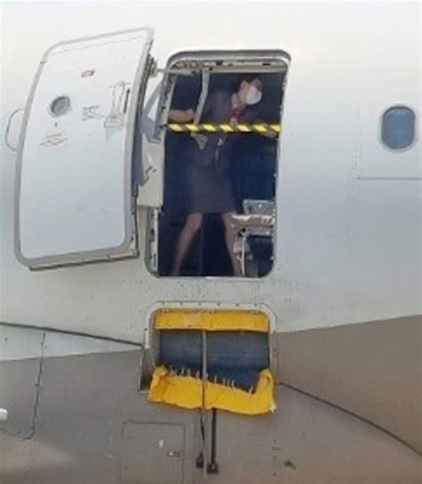 항공기 문 연 사건 계기 항공 종사자 승무원 지위 보장 필요해