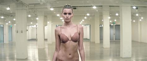 The Neon Demon Nude Pics Page 1