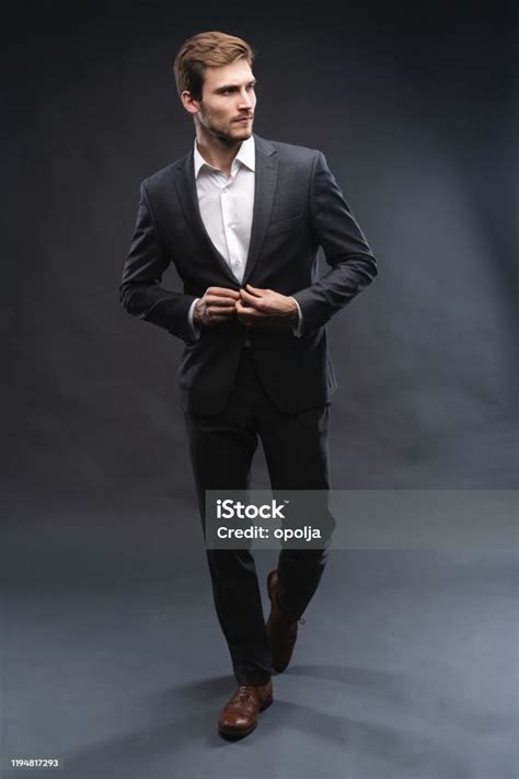 회색 배경 위에 고립 된 양복을 입은 잘 생긴 젊은 사업가의 전체 길이 초상화 포즈 멀리 보고 걷기 걷기에 대한 스톡 사진 및 기타 이미지 Istock
