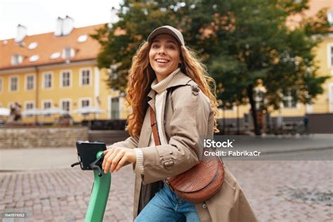 도시에서 전기 스쿠터를 가진 젊은 여자의 초상화를 닫습니다 20 24세에 대한 스톡 사진 및 기타 이미지 20 24세 감정 거리 Istock