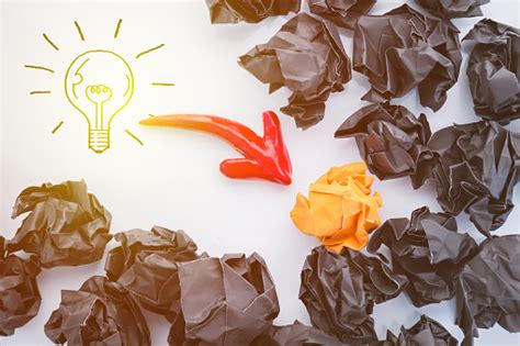 오른쪽 아이디어예요 비즈니스 개념 블랙힐스 구겨진 종이 및 전구 결정에 대한 스톡 사진 및 기타 이미지 결정 교사 교육 관련 직업 기업 재무와 산업 Istock