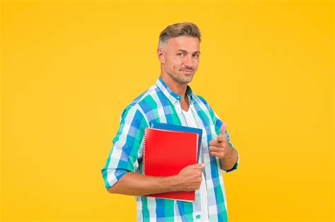 모든 생명을 계속 배우십시오 대학 대학 교육 남자 성인 학생 최종 시험 및 졸업 공부에 전념 교과서를 가진 학생 일반 학생은 통합 문서를 수행합니다 학생 생활 성인 학생에