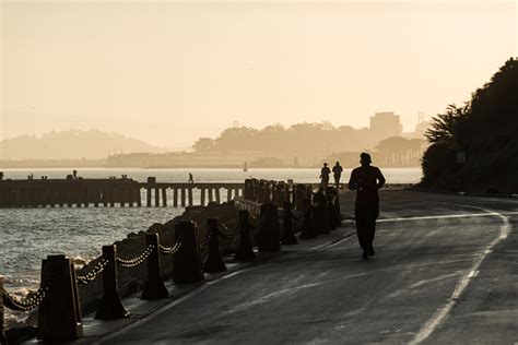 어 뢰 부두 및 요새 포인트 샌 프란 시스 코 근처에 실행 하는 사람들 건강한 생활방식에 대한 스톡 사진 및 기타 이미지 건강한 생활방식 남성 달리기 Istock