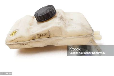 검은 색 디테일이 있는 고립된 배경의 냉각수 확장 탱크 화이트 내연 엔진을 위한 액체 냉각 시스템의 단위 특수 설계용량 0명에 대한 스톡 사진 및 기타 이미지 Istock