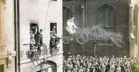 복식봇 On Twitter 오늘 할 얘기는 여성과 자전거 이 사진은 1897년 케임브리지 대학교 시위모습이다 뭘 위해 이 수많은 군중이 모였냐면 바로 여성 학습권을