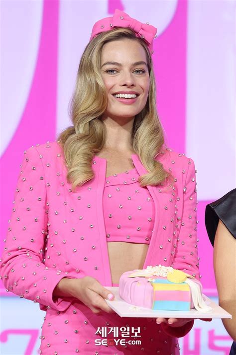 더쿠 [바비] 기자간담회에서 마고 로비 아메리카 페레라 그레타 거윅이 받은 것