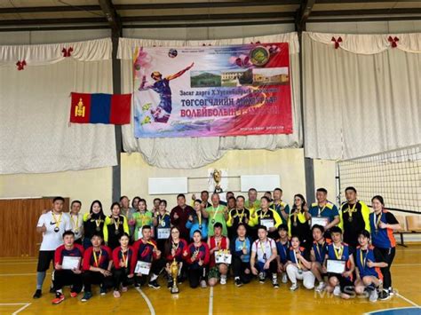 Булган аймгийн Бугат сумын түүхт 100 жилийн ойг угтсан төгсөгчдийн гар