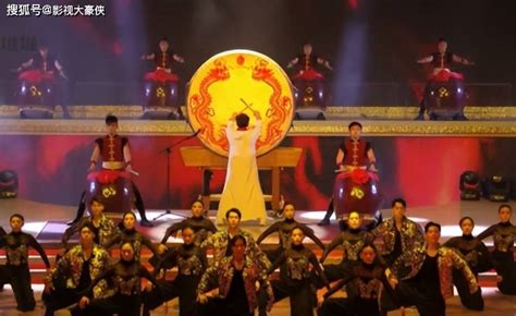 香港回归祖国25周年文艺晚会上，刘德华、谢霆锋、陈伟霆同台合唱《中国人》庆祝香港回归25周年大会成龙刘德华携众人合唱《歌唱祖国》庆祝香港