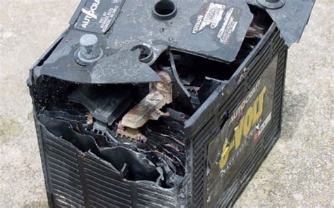 دلایل ترکیدن باتری خودرو چیست؟