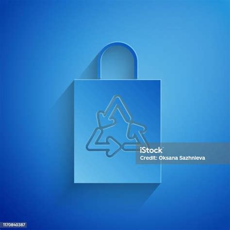 종이 는 파란색 배경에 고립 된 재활용 아이콘비닐 봉투를 잘라 재활용 기호가 있는 가방 종이 아트 스타일입니다 벡터 일러스트레이션 가방에 대한 스톡 벡터 아트 및 기타