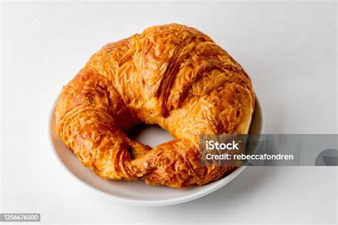 크루아상 초콜릿 호두 치즈를 곁들인 다 클래식 한 프랑스 또는 이탈리아 빵집 페이스트리 숍 또는 카페 즐겨 찾기 필로 반죽 호두 피스타치오 및 꿀 쿠키 휘핑 크림 케이크