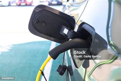 전기 자동차에 연결된 케이블의 세부 사항 배터리 충전 지속 가능성 전기 부하 재생 에너지 전기 자동차 대체 연료 자동차에 대한 스톡 사진 및 기타 이미지 Istock