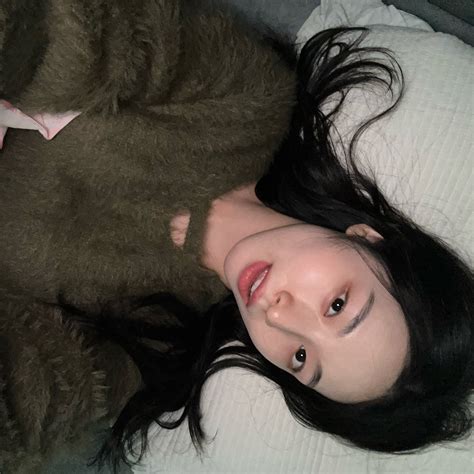 성예빈 🎄트리까지 완성🎄 생각보다 가지 모양 잡는 게 어렵더라고요ㅎㅎ😙 맨 뒤에 동생이 그린 도안 있음 프로필 화보 얼스타그램 컨셉