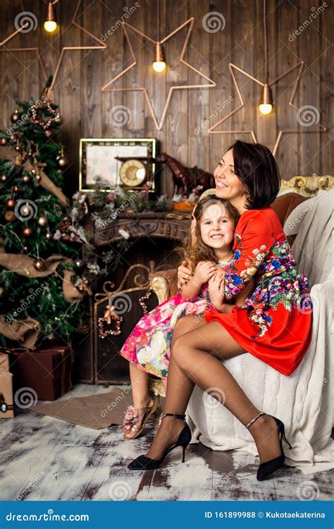 家庭庆祝圣诞节 快乐的母亲和女儿在魔法夜 妈妈拥抱女儿 圣诞快乐节日快乐 库存照片 图片 包括有 礼品 房子