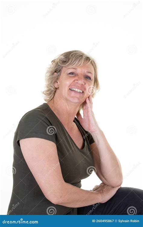 Sonriente Mujer Madura Rubia Posando En El Fondo De Un Estudio Blanco Imagen De Archivo Imagen