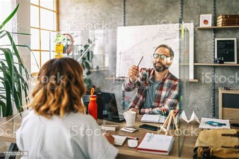 사무실에서 투명 유리 벽 파티션에 대한 계획을 논의하는 동료 사무실에 대한 스톡 사진 및 기타 이미지 사무실 남자 칸막이