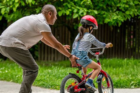 그녀는 자전거를 타고 배우는 동안 아버지는 자신의 딸을 돕는 교습에 대한 스톡 사진 및 기타 이미지 교습 두발자전거 라틴 아메리카 히스패닉 민족 Istock