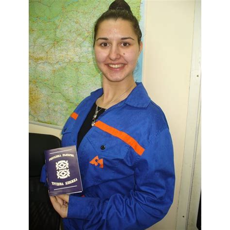 Хартиената трудова книжка отива в историята но се пази до пенсия