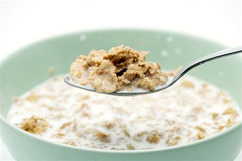 흰색 배경에 분리 된 녹색 그릇에서 스테인레스 스틸 숟가락으로 우유와 시리얼 플레이크의 특종 0명에 대한 스톡 사진 및 기타 이미지 Istock