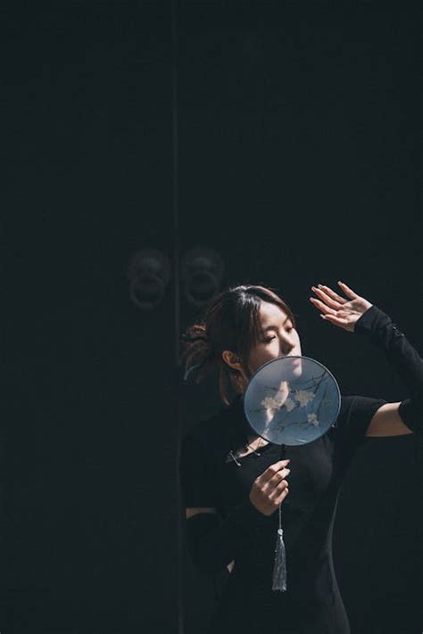 갈색 머리 검은 옷 검정 드레스 고전적인 스타일 극적인 조명 나타내는 댄서 매우 복잡한 매혹적인 문화적 미니멀리스트 옷장 미스터리한 보그 빛과 그림자