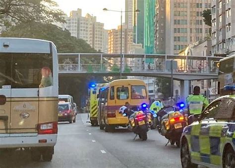 荃灣女途人疑棄用行人天橋過路 捱校巴撞受傷送院 Oncc 東網 Line Today
