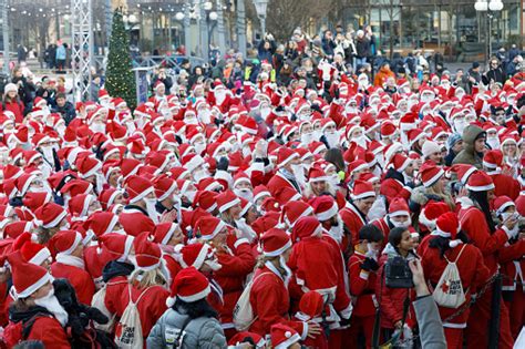 전통적인 빨간 드레스와 스톡홀름 산타 실행에 수염 Santas의 수백 군중에 대한 스톡 사진 및 기타 이미지 군중 산타 클로스 12월 Istock