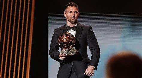 Melhor Jogador Do Mundo Lionel Messi Vence A Bola De Ouro 202223 Veja Os Premiados Futebol