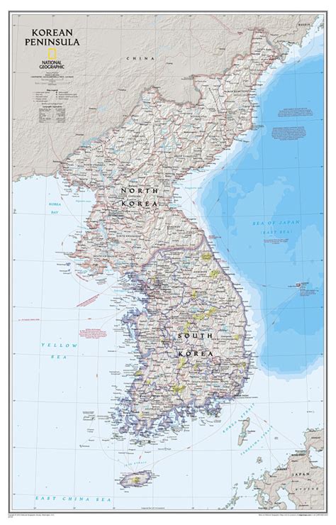 国家地理2013年朝鲜半岛地图 国家地理这个系列的地图色彩柔和做工精致信息丰富以地形图为底图图中朝鲜半岛南北分别用红色和紫色为主色