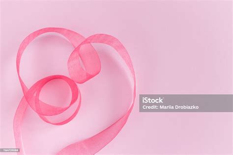 핑크 배경에 하트 모양의 축제 핑크 사틴 실크 리본 파도 휴일 장식입니다 선물 포장 텍스트의 카피스페이스 직물에 대한 스톡 사진 및 기타 이미지 Istock