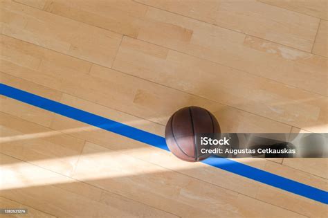 자연 조명이있는 나무 코트 바닥에 농구 수평 스포츠 테마 포스터 인사말 카드 Championship에 대한 스톡 사진 및 기타 이미지 Championship 가죽