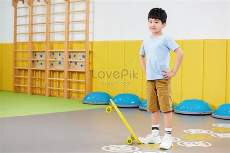 스케이트보드를 타는 귀여운 소년 사진 무료 다운로드 Lovepik