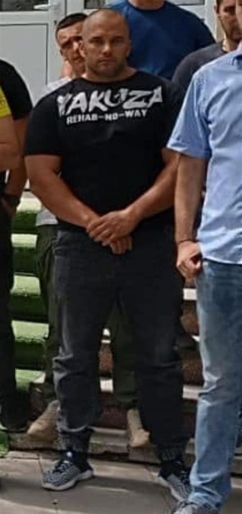 СКАНДАЛ С ПЕРНИШКАТА ПОЛИЦИЯ ТРЕСЕ БЪЛГАРИЯ Образ пред районното в Перник с черна тениска на