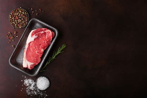 원시 등심 쇠고기 스테이크에 소금과 후추와 녹슨 배경에 신선한 로즈마리가 있는 플라스틱 쟁반 텍스트 공간 고기에 대한 스톡 사진 및 기타 이미지 Istock